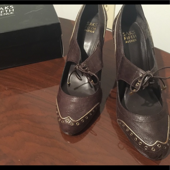 Saks Fifth Avenue | Shoes | Saks Fifth Ave Sftrisha Chocgold Womens Pump 95 | Poshmark